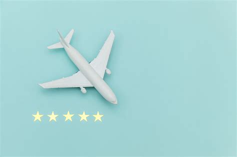 단순히 평면 디자인 미니어처 장난감 모델 비행기와 파란색 파스텔 화려한 트렌디 한 배경에 5 성급 등급 비행기 휴가 여름 주말 바다 모험 여행 티켓 투어 개념으로 여행 1