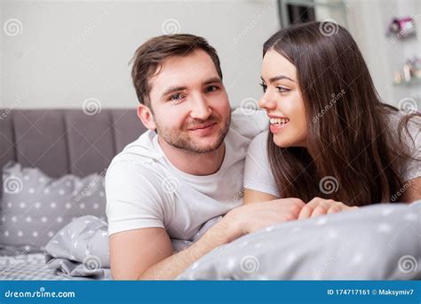 Feliz Jovem Casal Sensual Deitado Na Cama Juntos Imagem De Stock Imagem De Homens