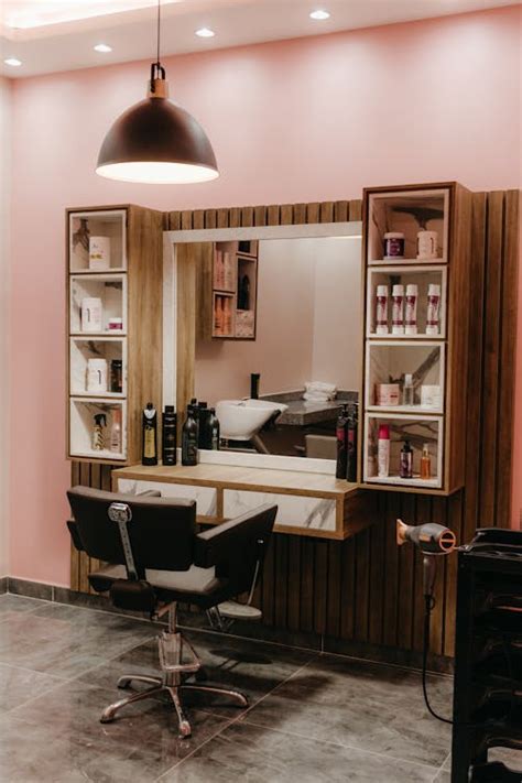 가구 거울 거울 반사 깔끔한 깨끗한 나무 장식 도시의 매우 복잡한 미용 산업 미용사 미용실 바버샵 분홍색 벽 빈 살롱 살롱 살롱 환경 상업 공간