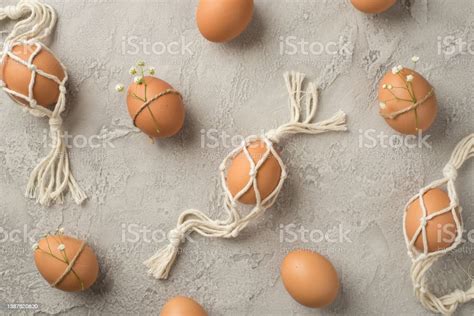 분리 된 회색 콘크리트 배경에 석고 꽃과 꼬기로 장식 된 문자열 가방과 계란갈색 부활절 달걀의 최고 보기 사진 0명에 대한 스톡 사진 및 기타 이미지 Istock