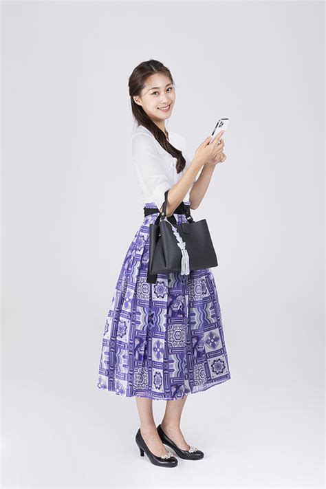 추석쇼핑스마트폰 보는 사진 이미지 유토이미지 상세페이지 베이직샵 사진 22166648