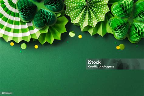 성 패트릭 데이 장식 종이 부채와 벌집 클로버를 포함한 장식은 노란색과 녹색 색종이 조각이 흩어져 있는 녹색 배경에 배열되어 있습니다 0명에 대한 스톡 사진 및 기타 이미지