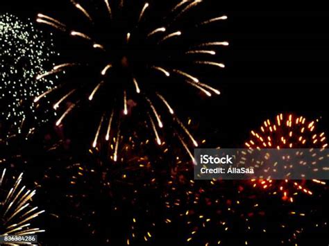불꽃놀이와 눈부신 하늘 빛 행사의 축 하의 개념을 표시 합니다 하늘 어두운 하늘에서 화려한 불꽃놀이에서 불꽃의 밤 12월에 대한 스톡 사진 및 기타 이미지 Istock