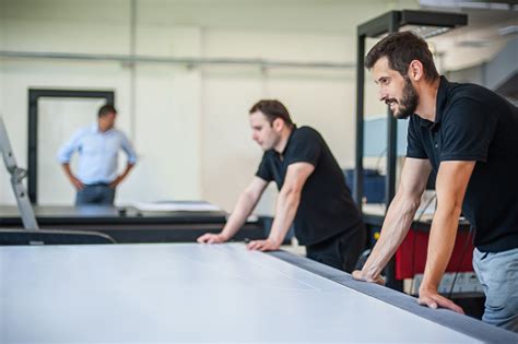 전문 노동자 인쇄 제작자 기술자 운영자는 현대 인쇄 공장에서 작동합니다 3 명에 대한 스톡 사진 및 기타 이미지 3 명 Cmyk 공장 산업 건물 Istock
