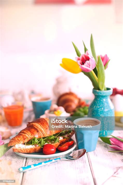 빈티지 사진입니다 Arugula과 치즈와 향기로운 커피 다양 한 색상의 달걀 크루아상의 가족 아침 식사 튤립 꽃다발입니다 브런치에 대한 스톡 사진 및 기타 이미지 Istock