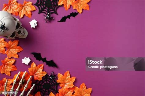 해피 할로윈 휴가 개념입니다 할로윈 장식 두개골 호박 해골 손 박쥐 거미줄 보라색 배경에 유령이 있는 평평한 구성 플랫 레이 평면도 오버헤드 0명에 대한 스톡 사진 및 기타