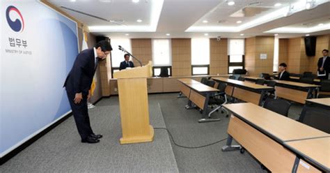 질문 거부 허공에 브리핑한 법무장관 현장메모