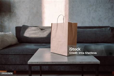 음식 배달 서비스의 택배가 집에 놓인 제품이 담긴 크래프트 종이의 일회용 가방 공간을 복사합니다 크래프트 디자인 0명에 대한 스톡 사진 및 기타 이미지 Istock