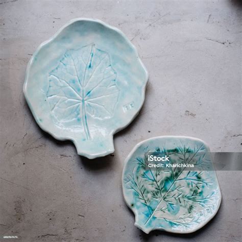 흰색 오래된 나무 테이블에 다른 골동품 빈티지 여러 가지 빛깔의 빈 접시와 그릇 테이블 설정입니다 초라한 세련된 복고풍 스타일 소박한 주방 플레이트 세트 톤 이미지 0명에