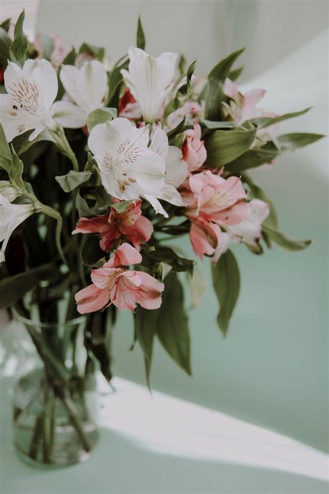 Букет квітів у вазі