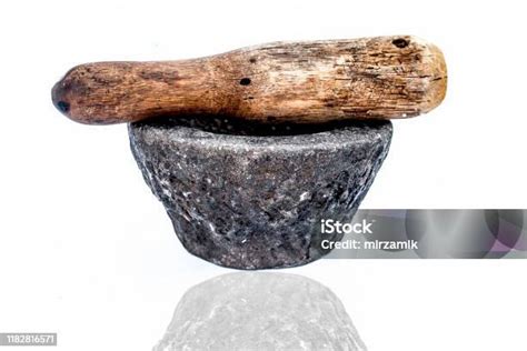 향신료를 분쇄하고 분쇄하기 위해 아시아와 인도 가정에서 사용되는 날짜까지 흰색으로 고립 된 오래된 빈티지 모터와 유봉을 닫습니다 0명에 대한 스톡 사진 및 기타 이미지