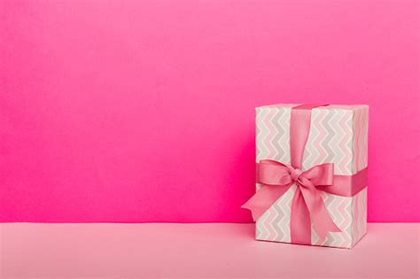 휴일 종이 선물 묶인 분홍색 리본 활 복사 공간이있는 상단보기 플랫 레이 휴가 배경 생일 또는 크리스마스 선물 복사 공간이있는 크리스마스 선물 상자 개념 2명에 대한 스톡