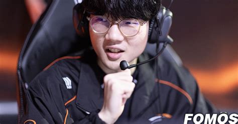 Lck 한화생명 T1 전방위 압박으로 1세트 승리 Lck 한화생명 T1 전방위 압박으로 1세트 승리