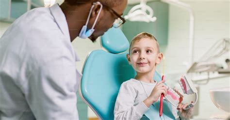 치과 의사는 아기의 치아를 검사합니다 충치 우유 치아 소아과의 예방 사진 Unsplash의 치과의사 이미지