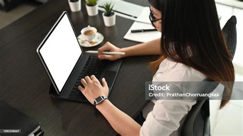 사무실에서 태블릿을 모의와 그녀의 프로젝트에 작업 젊은 여성의 크롭 샷 일함에 대한 스톡 사진 및 기타 이미지 일함 책상 30 34세 Istock