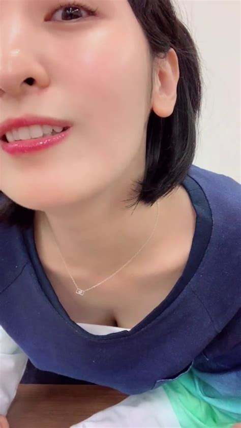 人気声優の佐倉綾音がインスタライブでがっつり谷間胸チラ放送事故 みんくちゃんねる
