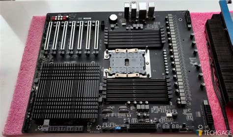 a closer look at the intel 28 core cpu and the gigabyte system running it