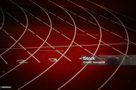 육상 벽지 눈에 띄는 빨간색 트랙에서 흰색 선과 숫자의 교차점 0명에 대한 스톡 사진 및 기타 이미지 0명 2024년 Championship Istock