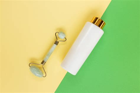 그린 과샤 얼굴 마사지 도구 노란색 배경에 녹색 석영 비취 롤러와 화장품 병 안티 나이 집에서 리프팅 및 토닝 치료 0명에 대한 스톡 사진 및 기타 이미지 Istock