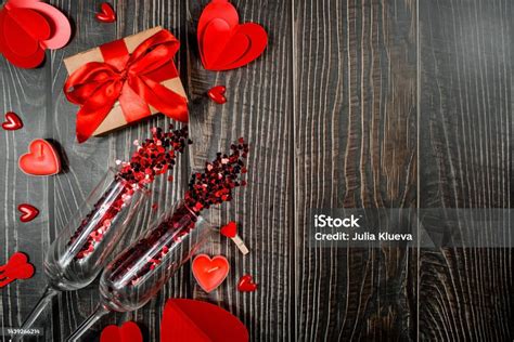 색종이 두 잔 빨간 하트 선물 상자 복사 공간이 있는 나무 배경에 양초 모든 연인의 휴일 개념 발렌타인 데이 인사말 카드 0명에 대한 스톡 사진 및 기타 이미지 Istock