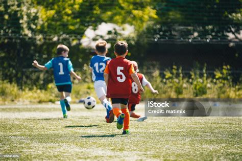 Группа Школьников Играет В Спортивную Игру Счастливые Дети Бегут И