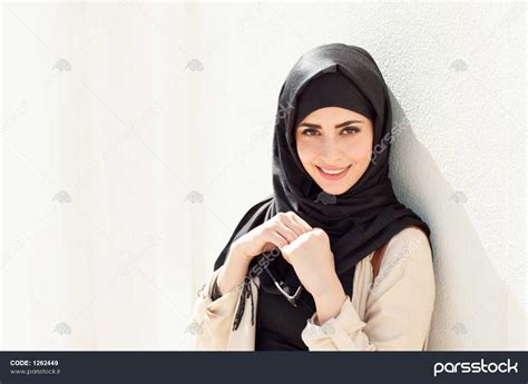 دختر خندان با حجاب که چشمانش را از خوشحالی پوشانده در مارینا دبی 1262449