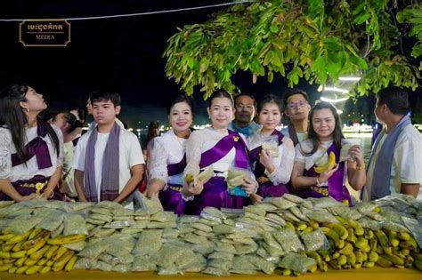 អភិបាលស្រុកទឹកឈូ រៀបចំពិធីប្រោសព្រំលើករាសីដល់ទូក ង «ទឹកឈូសែនជ័យ