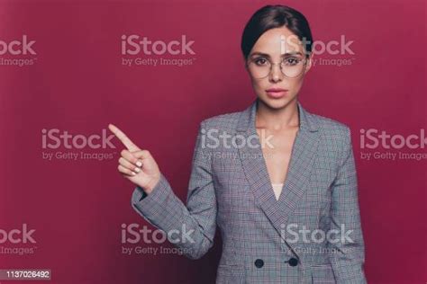 그녀의 그녀는 좋은 찾고 귀여운 매력적인 사랑 스러운 윈 섬 매력적인 멋진 솔직 레이디 포인팅 손가락 따로 적갈색 부르고뉴 마 르 살라 파스텔 배경 위에 고립 가리키기에