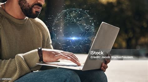 야외 홀로그램 및 Ai와 남자 노트북 및 온라인 채팅 웹 사이트 정보 및 네트워크를 통한 입력 근접 촬영 사람과 사람 야외 Pc