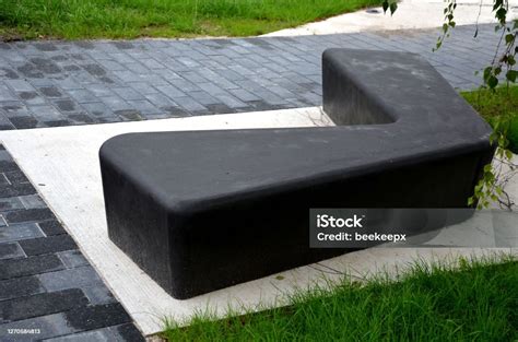 둥근 돌 의 모양의 콘크리트로 만든 회색 모놀리식 콘크리트 공원 벤치 는 계단에 금속 난간 검은 격자와 계단 조명나무 계단 벤치 좌석에 대한 스톡 사진 및 기타 이미지