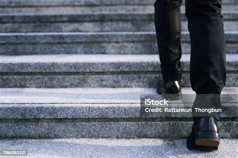 현대 도시에서 계단을 올라가고 성공 자라오르는 젊은 사업가의 다리를 닫는 한 사람 계단 계단에 대한 스톡 사진 및 기타 이미지 Istock