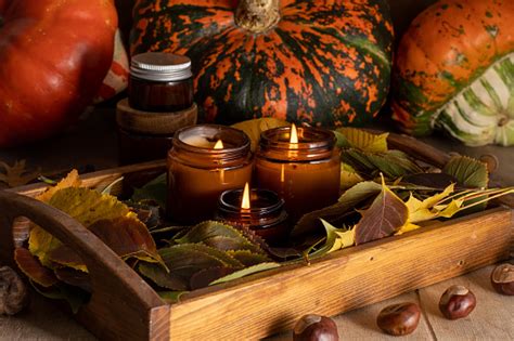 콩 양초는 유리 병에서 태워집니다 나뭇잎 호박 집에서의 편안함 갈색 항아리에 촛불 향기와 빛 향긋한 수제 양초 아로마 요법 가을 분위기 가을의 아늑한 가정 장식 10월에