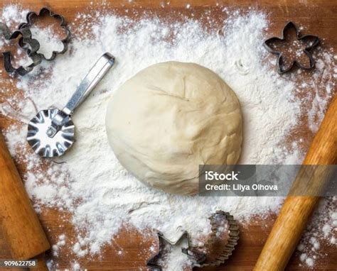 반죽을 짜 내기 위한 양식입니다 반죽 반죽 도구 테이블에 동업자에 대한 스톡 사진 및 기타 이미지 동업자 미식가 빵집 Istock