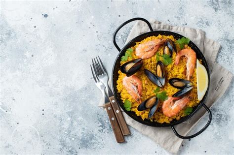 Premium Photo Traditional Spanish Seafood Paella In Pan With