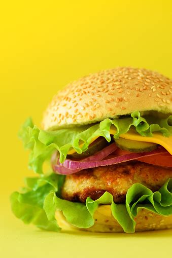 노란 배경에 신선한 고기 햄버거 식사를 멀리 가져가 세요 패스트 푸드 개념입니다 복사 공간이 있는 건강에 해로운 다이어트 0명에 대한 스톡 사진 및 기타 이미지 Istock