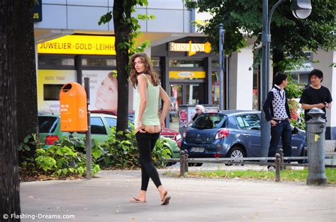 Mooning In The City R Flashinggirls
