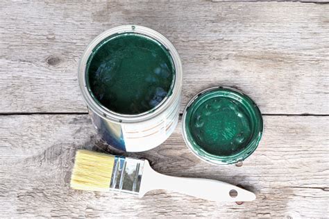 나무 배경에 브러시를 그린 녹색 캔 페인팅 도구입니다 녹색 페인트의 항아리를 엽니 다 페인트 주석 개선에 대한 스톡 사진 및 기타 이미지 Istock