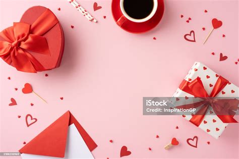 발렌타인 데이 선물의 평면도는 빨간 리본과 하트로 싸여 있으며 분홍색 배경에 커피 컵과 함께 있습니다 0명에 대한 스톡 사진 및 기타 이미지 Istock