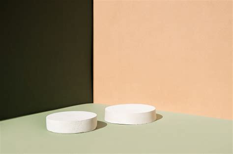 기하학적 형태의 추상적 최소 장면입니다 녹색과 베이지 색 배경에 실린더 연단 추상적 배경입니다 장면은 화장품 포드 루드를 보여줍니다 쇼케이스 디스플레이 케이스 3d 렌더 0