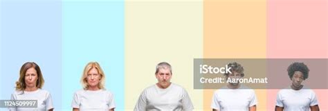 흰색 T 셔츠를 입고 젊은 중 년의 그룹의 콜라주 색상 고립 된 배경 회의론과 긴장 문제 때문에 장난 화가 부정적인 사람 T 셔츠에 대한 스톡 사진 및 기타 이미지 Istock