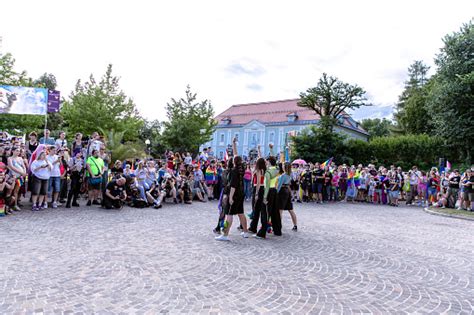 프라이드 퍼레이드 축하 행사는 화려한 의상을 입은 다양한 참가자들과 함께 열정적인 군중과 유서 깊은 건축물에 둘러싸인 활기찬 분위기 속에서 단합과 기쁨을 보여줍니다 Gay