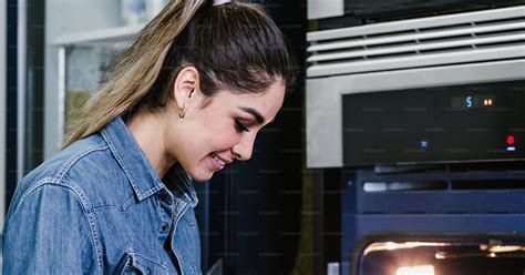 멕시코 라틴 아메리카의 부엌에서 오븐에서 크로와상을 굽는 젊은 라틴 여성 사진 Unsplash의 라틴 아메리카 및 히스패닉 문화 이미지