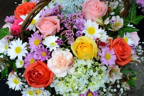 Hermoso Arreglo Floral Con Flores De Varios Tipos Y Colores Foto Premium