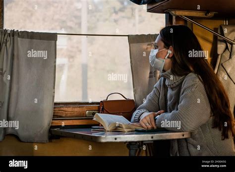 Femme Qui Lit Un Livre Dans Un Train Banque De Photographies Et Dimages Haute R Solution Alamy