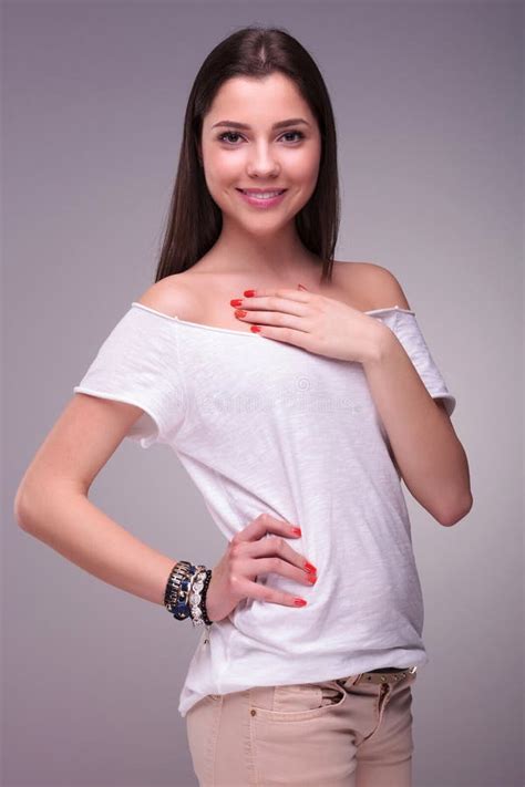 Девушка сидит на стуле и держать планшет Стоковое Фото изображение насчитывающей касание