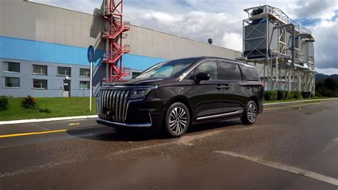 Дилеры рассекретили цены на российский минивэн Sollers Sp7