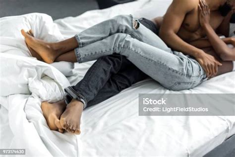 침실에서 포옹 하는 아프리카계 미국인 부부의 이미지를 자른 커플에 대한 스톡 사진 및 기타 이미지 커플 아프리카계 미국 민족 침대 Istock