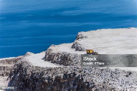 푸른 바다 배경에 하나의 기계와 오픈 캐스트 광산 채석장의 공중 보기 강철에 대한 스톡 사진 및 기타 이미지 강철 개발 건설 기계류 Istock