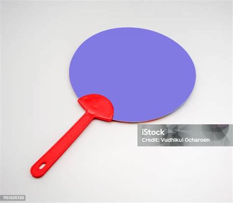 손을 잡고 빨간색과 파란색 플라스틱 팬 흰색 배경에 고립 0명에 대한 스톡 사진 및 기타 이미지 0명 공란 광고 Istock