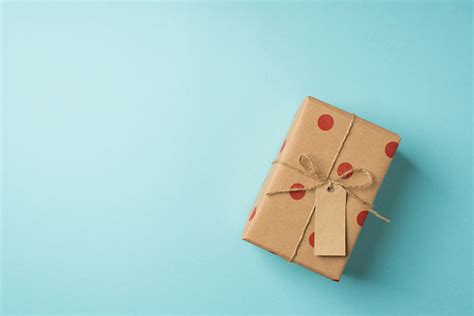 빈 공간이있는 고립 된 파스텔 블루 배경에 물방울 무늬 가격표와 꼬기 활세인트 발렌타인 데이 장식 의 상단 보기 사진 가격표에